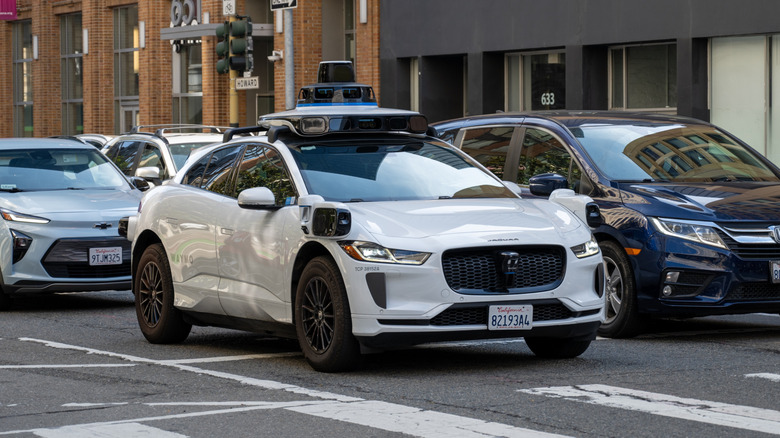 Tesla Vs Waymo: 로보택시 전쟁의 승자는 누구입니까? - KJT뉴스